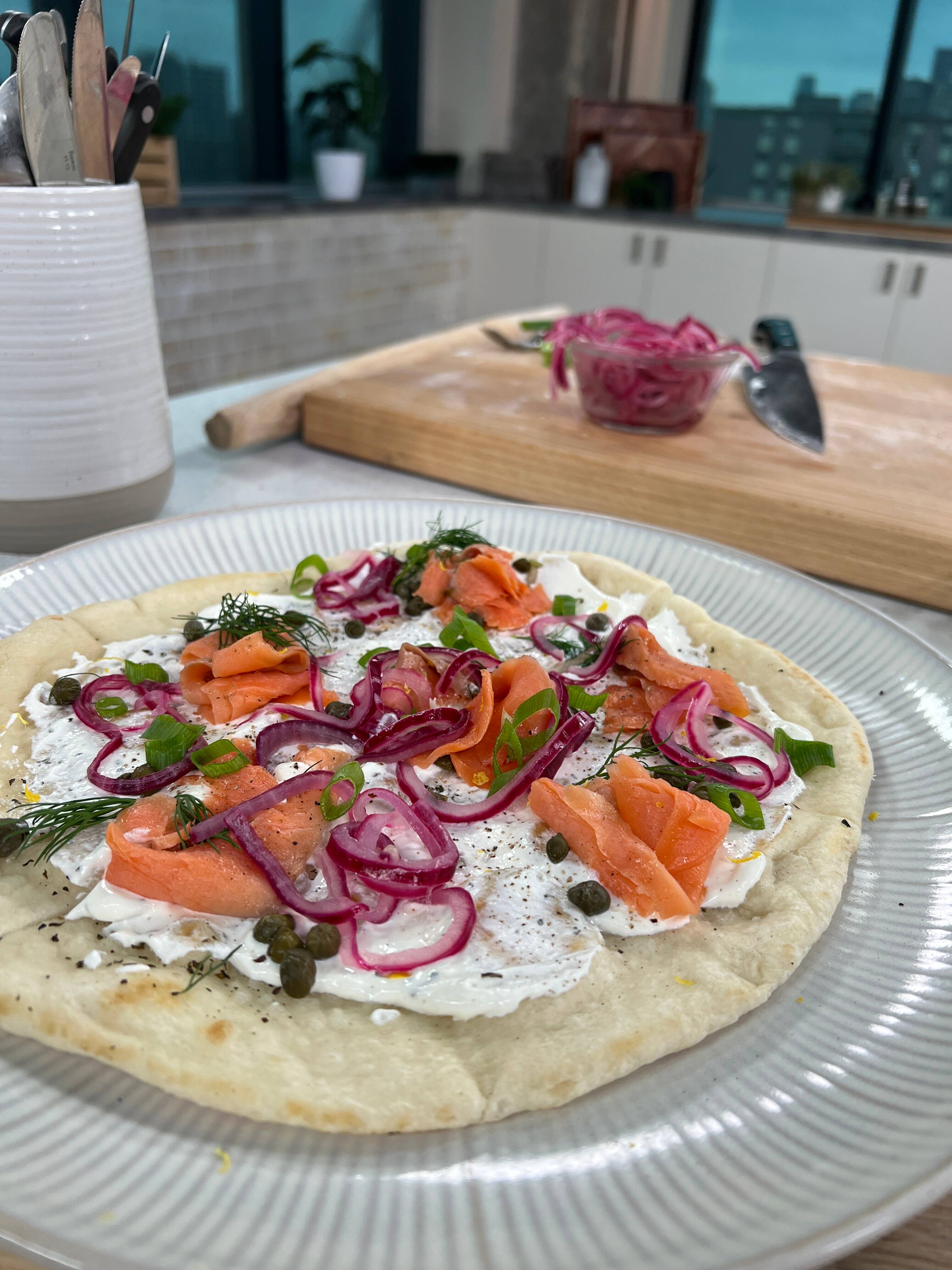 La recette de la pizza blanche au saumon de Jonathan Garnier | Salut ...