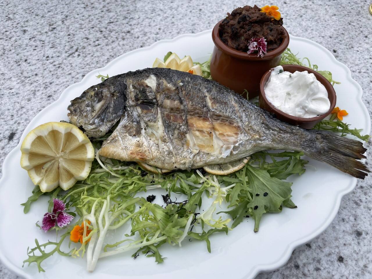 Dorade royale entière grillée au citron et aux herbes, labneh fouetté à ...