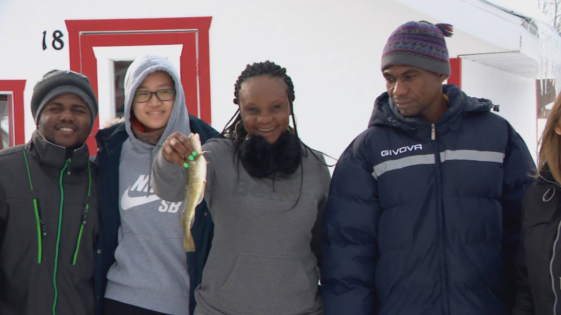 Une première pêche au poulamon pour des nouveaux arrivants | TVA Nouvelles