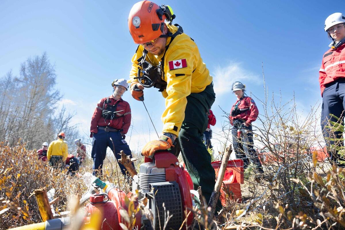 Les pompiers forestiers pourraient déclencher une grève en pleine ...