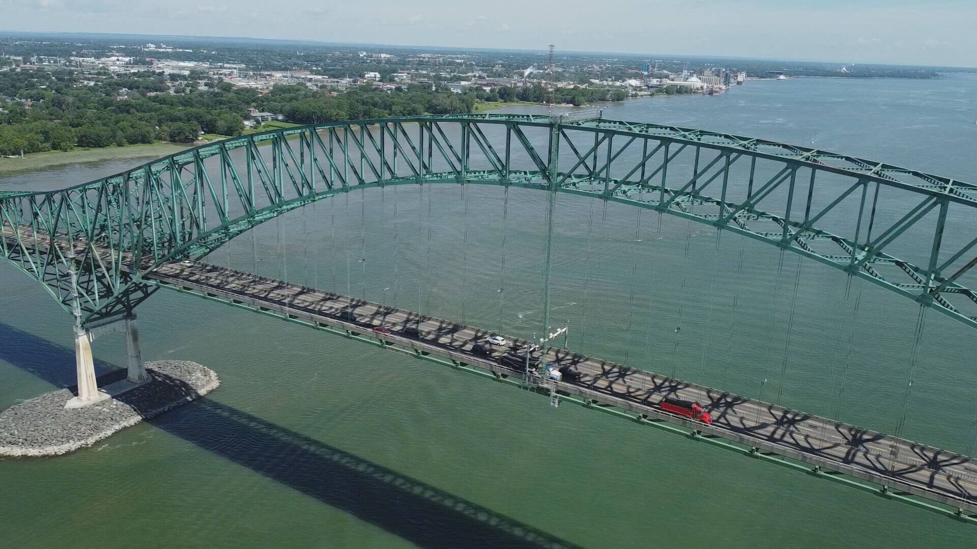 Chantier du Pont Laviolette: la présence de plomb suspend une partie ...