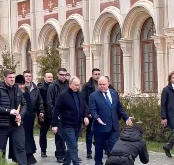 Poutine en visite en Crimée le jour de l'anniversaire de l'annexion ...