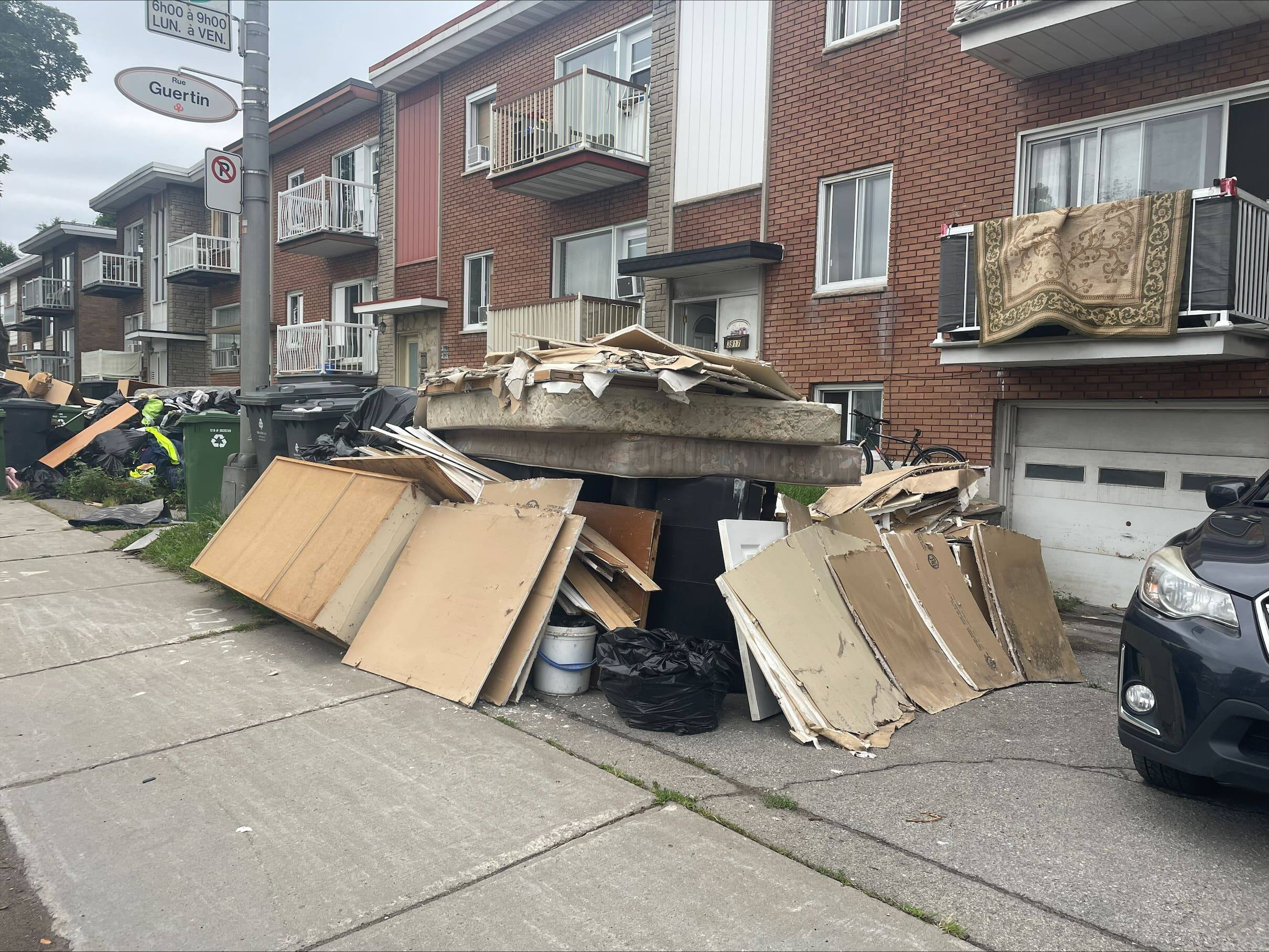EN IMAGES | Des rues de Montréal envahies par des piles de déchets, de ...