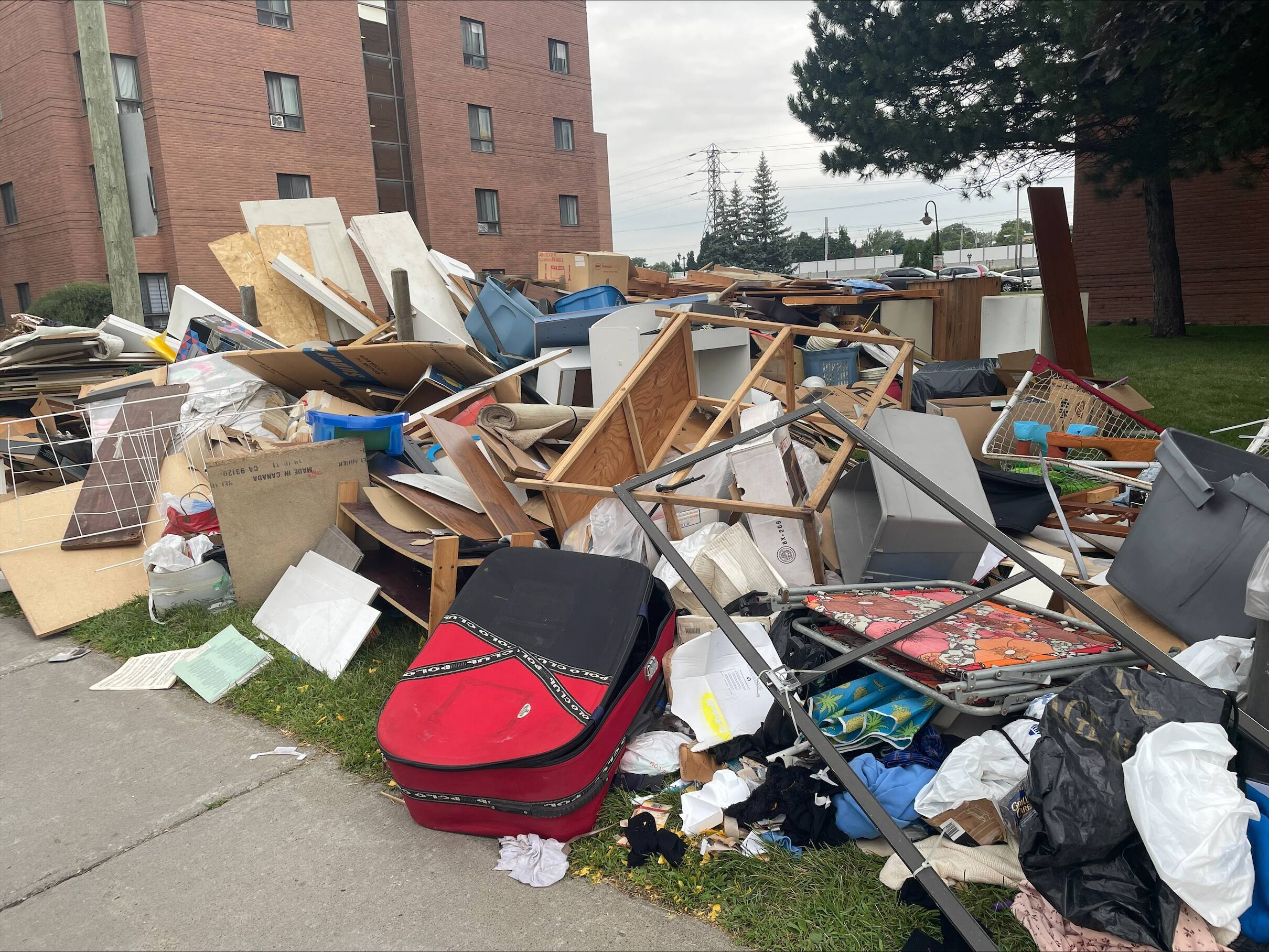 EN IMAGES | Des rues de Montréal envahies par des piles de déchets, de ...