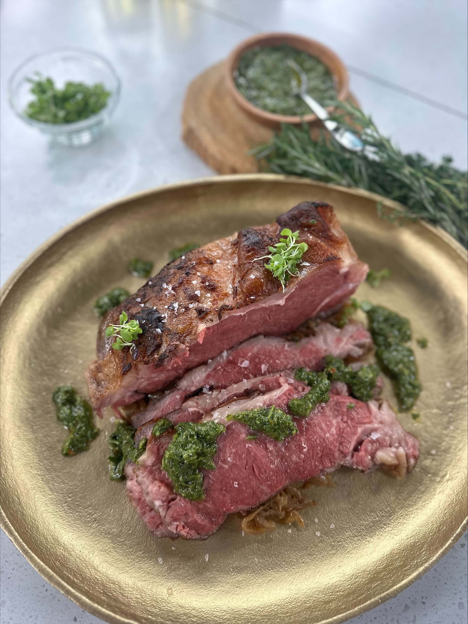Rôti de contre-filet de bœuf sur oignons confits, chimichurri | Salut ...