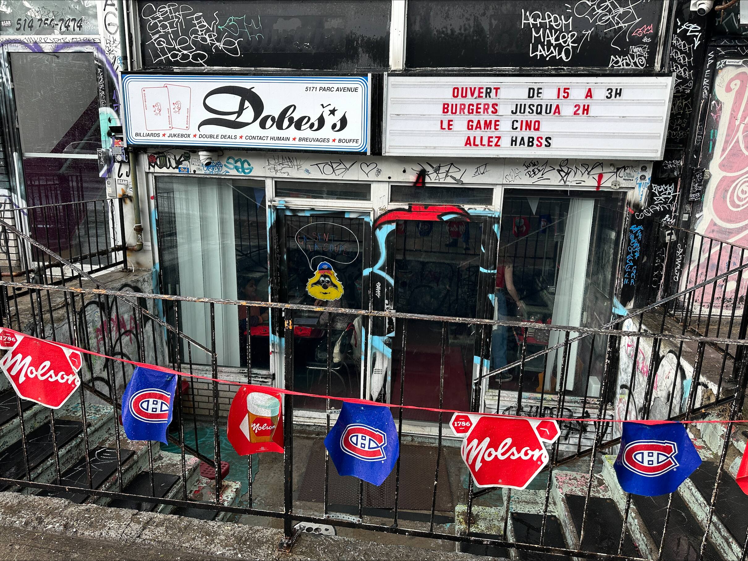 Le bar Dobes: un symbole de la ferveur des partisans du Canadien - TVA ...