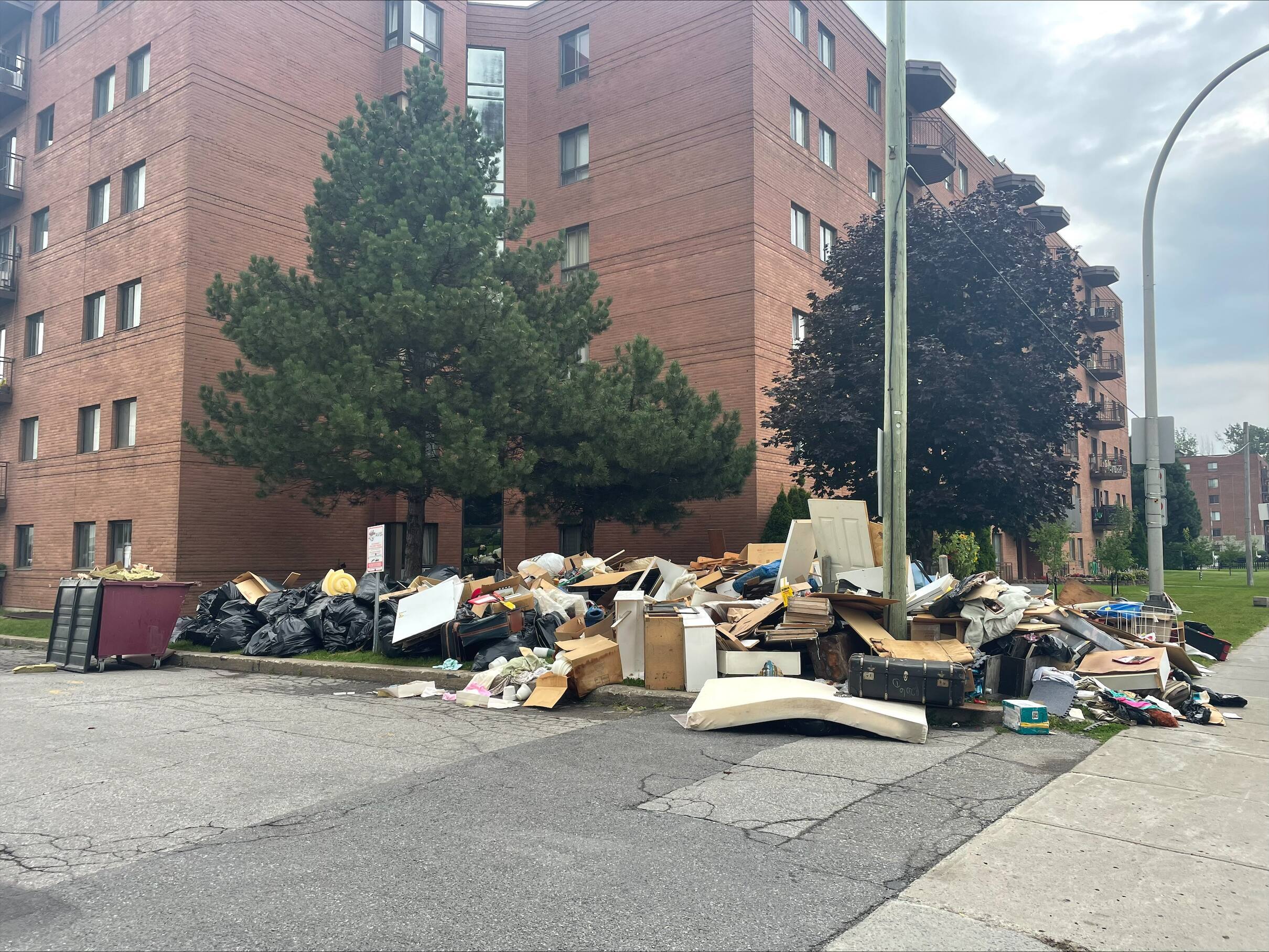 EN IMAGES | Des rues de Montréal envahies par des piles de déchets, de ...