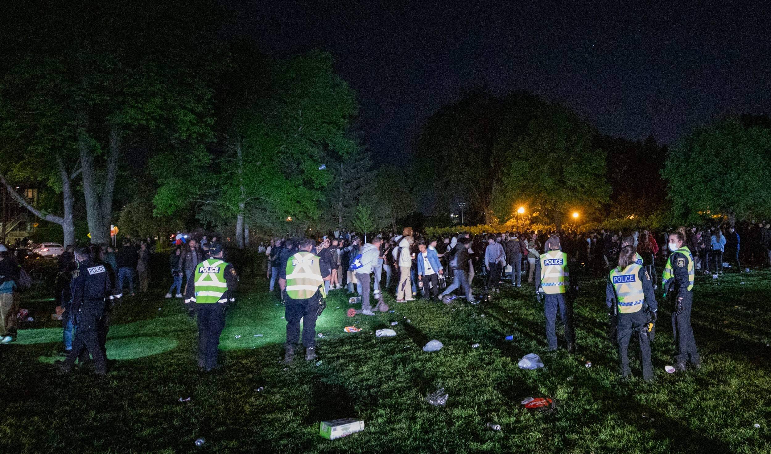 [PHOTOS] Violente agression au parc Victoria: deux personnes blessées | JDQ