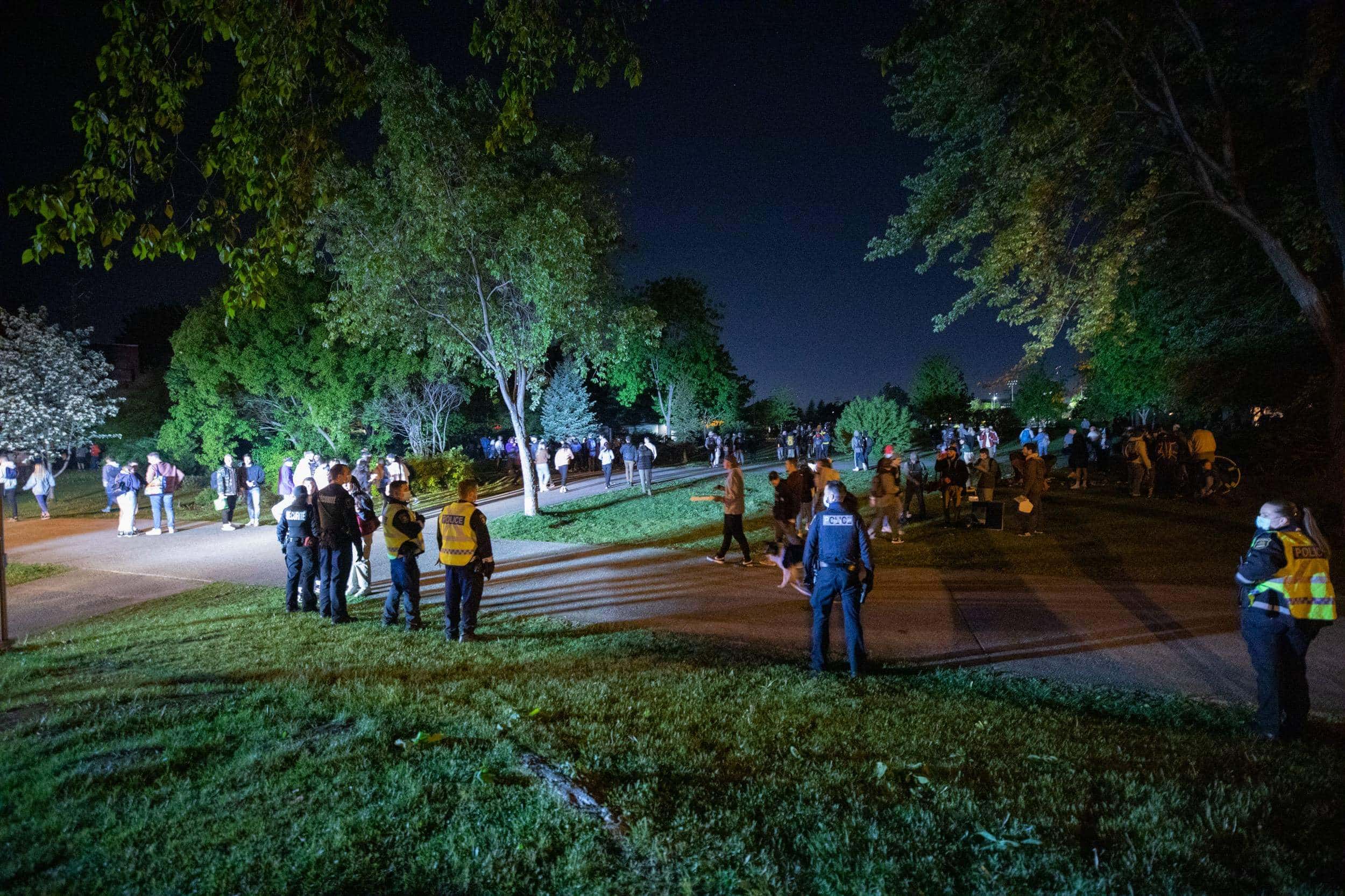 [PHOTOS] Violente agression au parc Victoria: deux personnes blessées | JDQ
