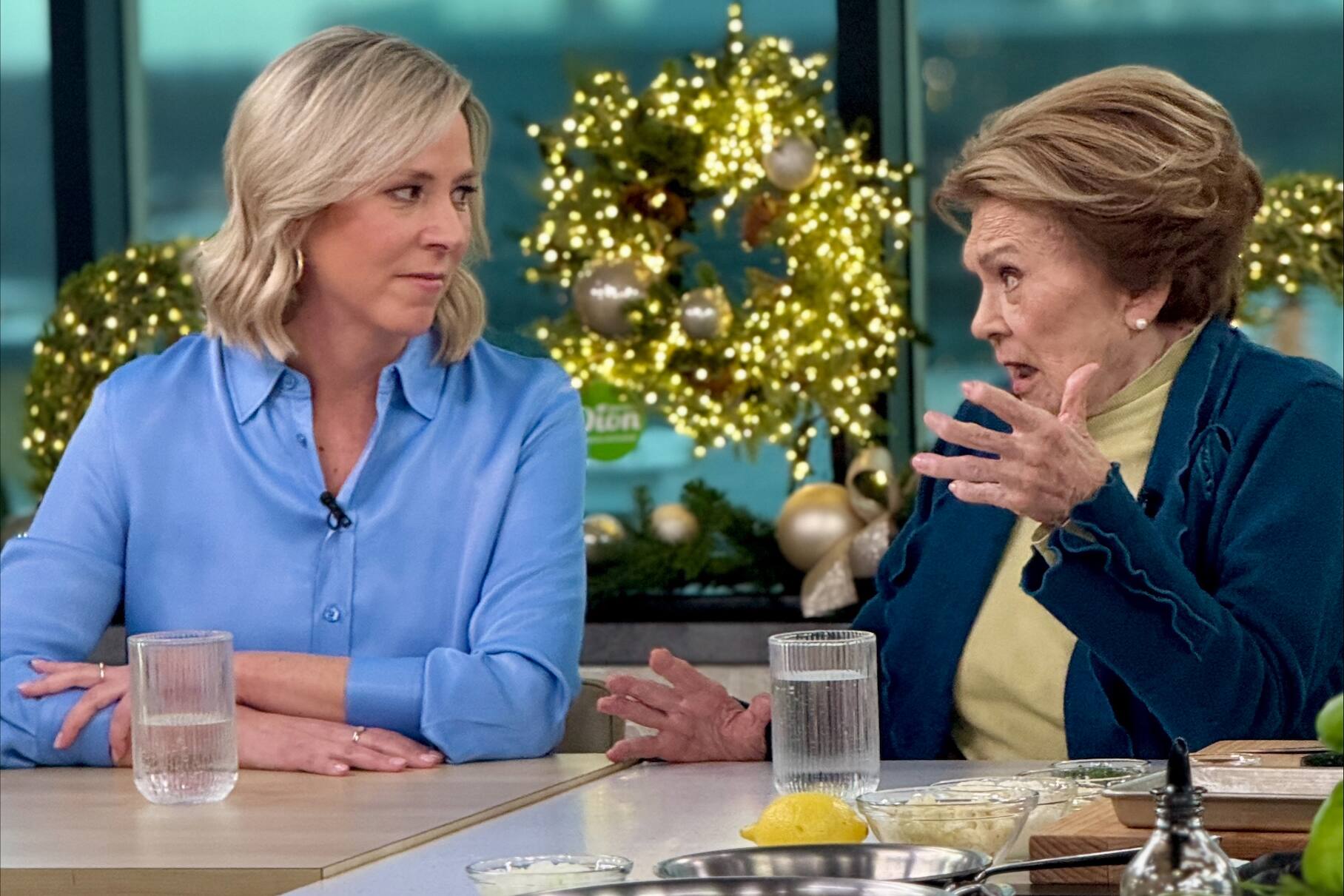 Janette Bertrand déguste une de ses propres recettes, préparée par Hugo ...