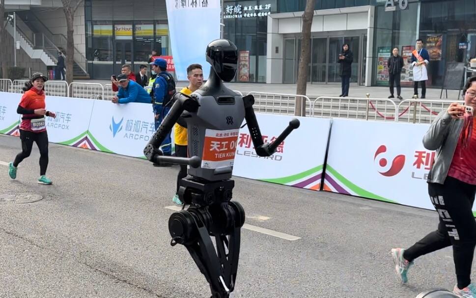 Humain vs robot: des douzaines d’humanoïdes compétitionneront dans le semi-marathon de Pékin en ...