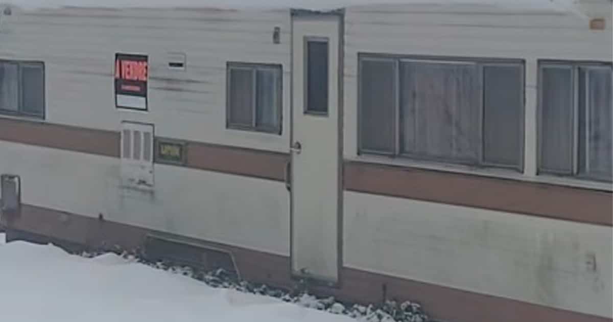 Cette étonnante roulotte AVEC SOUS-SOL (et grenier!) est à vendre et ça ...