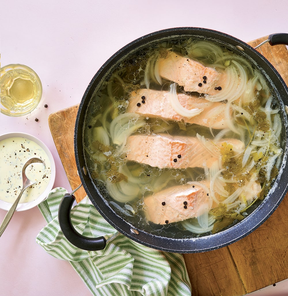 Saumon poché à la sauce estragon et poivre vert | Coup de pouce