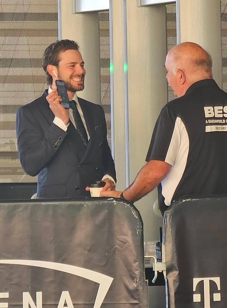 Un garde de sécurité ne voulait pas laisser entrer Tyler Seguin | JDM