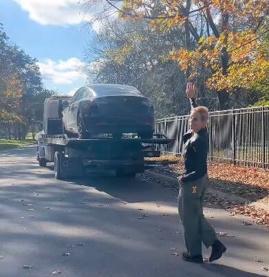 Voyez Sheryl Crow se filmer alors qu’elle se départit de sa Tesla sur ...