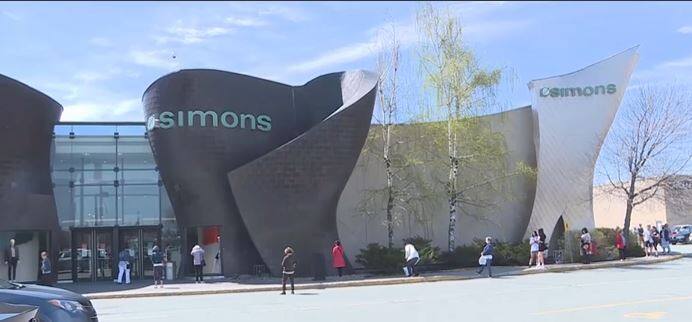 Des clients impatients de la réouverture de Simons | TVA Nouvelles
