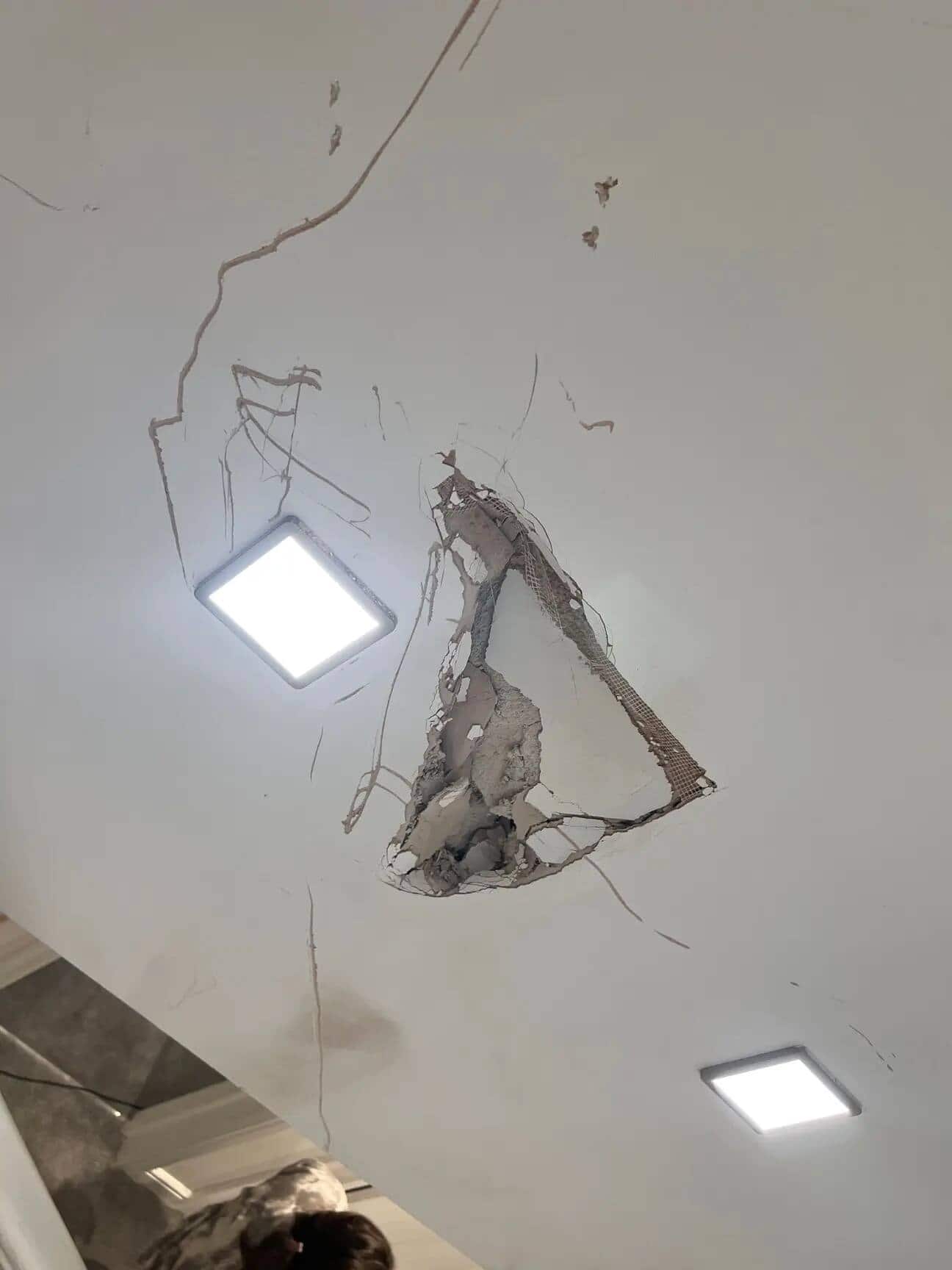 Des livreurs de meubles abandonnent un divan coincé dans la cage d ...