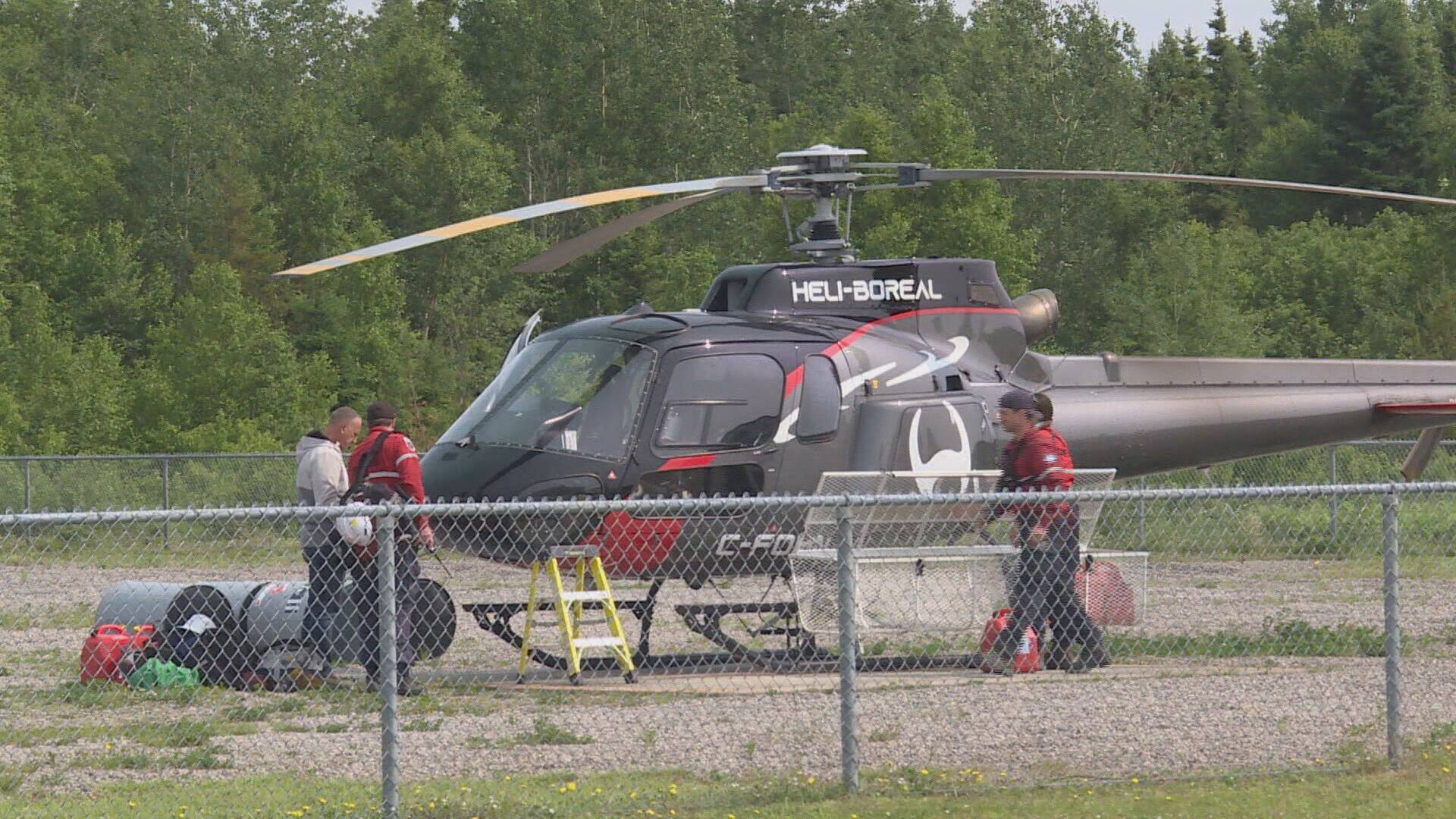 Quatre feux de forêt font rage à une centaine de kilomètres de Baie ...
