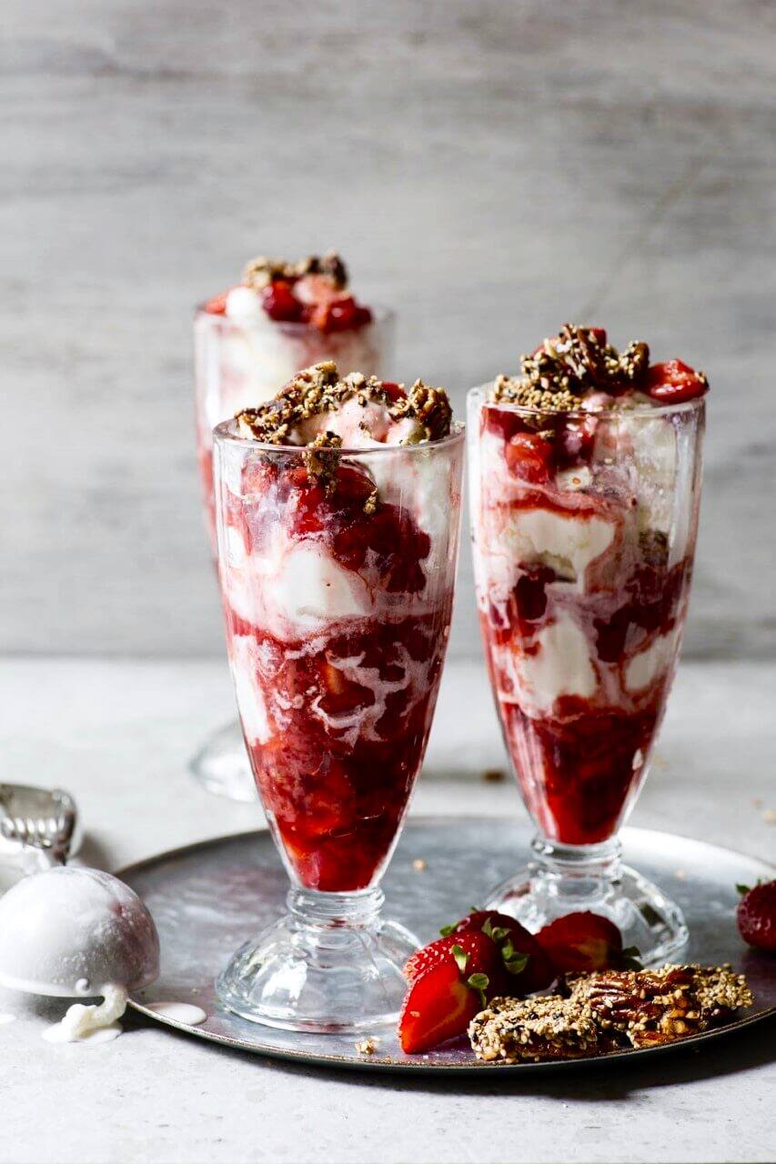 Les sundaes aux fraises et croquant pacanes-sésame de Katrine Paradis ...