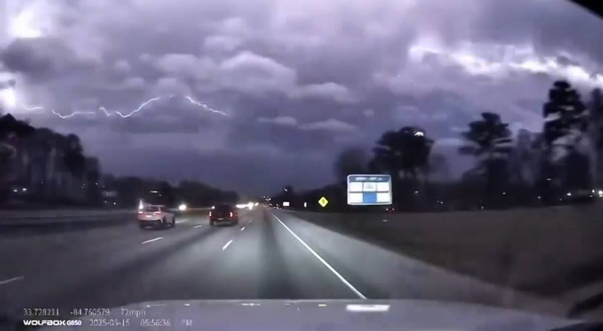 EN VIDÉO | Un conducteur évite la foudre de justesse sur l’autoroute ...