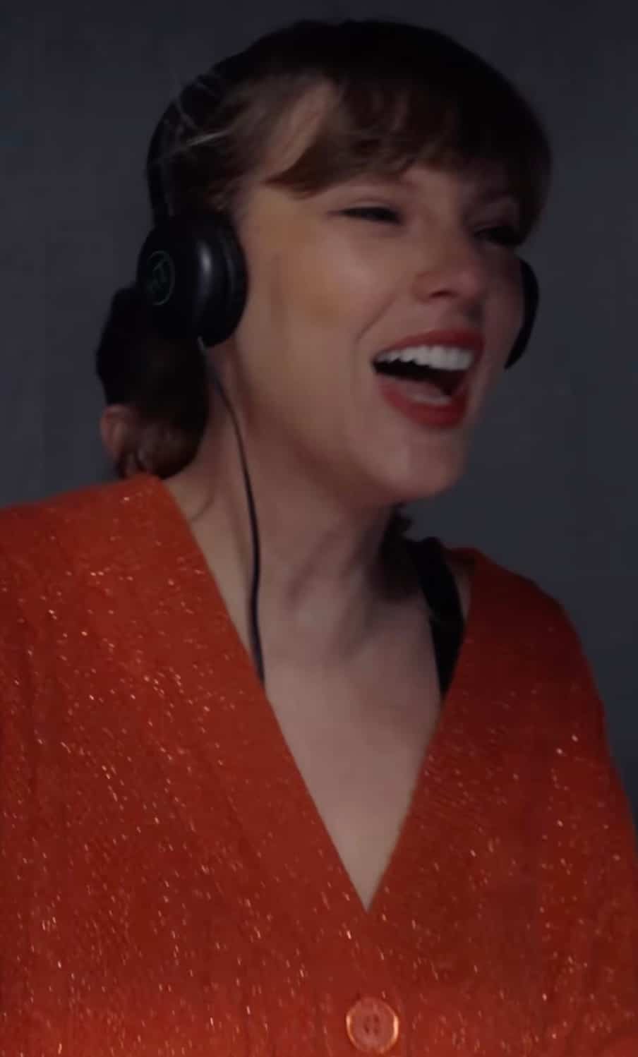 Les Swifties s’arrachent le cardigan orange «The Life of a Showgirl ...