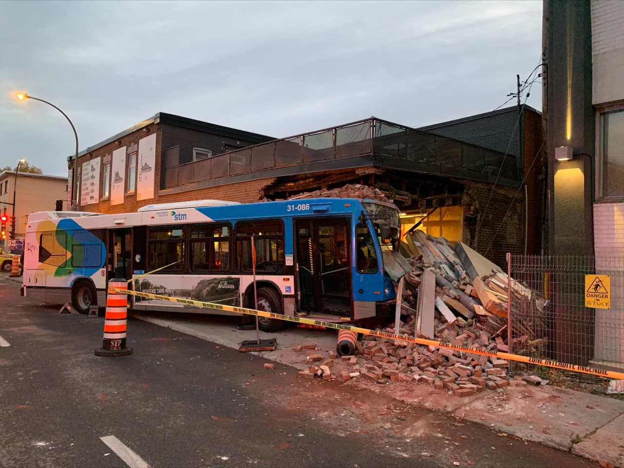 Un autobus de la STM encastré dans un bâtiment après une collision | JDM