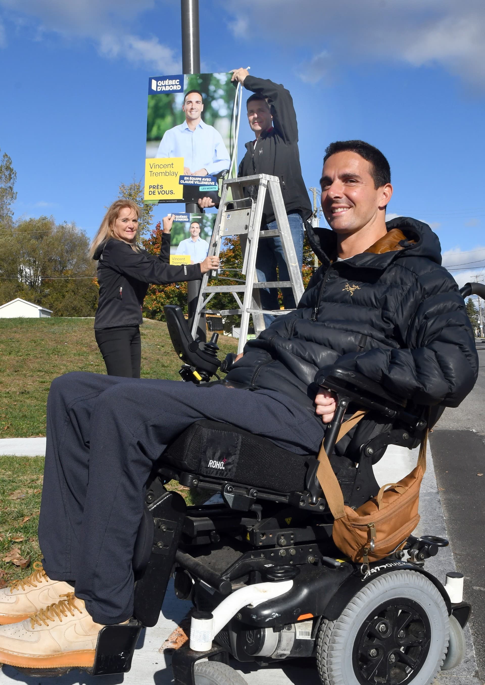 Un candidat de Québec d’abord pose sa première affiche à l’endroit de ...