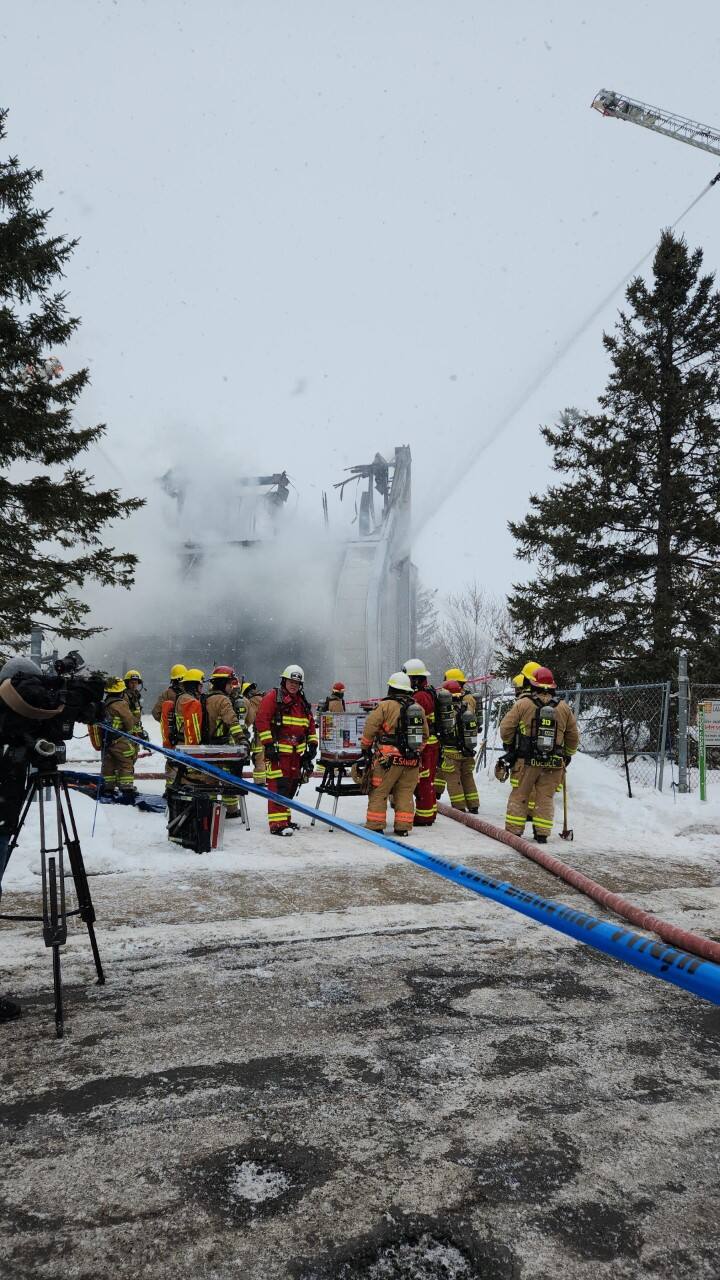 [PHOTOS] Les flammes ravagent un bâtiment de recherche de l'Université ...