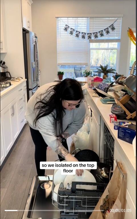 Virale sur TikTok: elle ramasse derrière son mari qui a laissé la ...