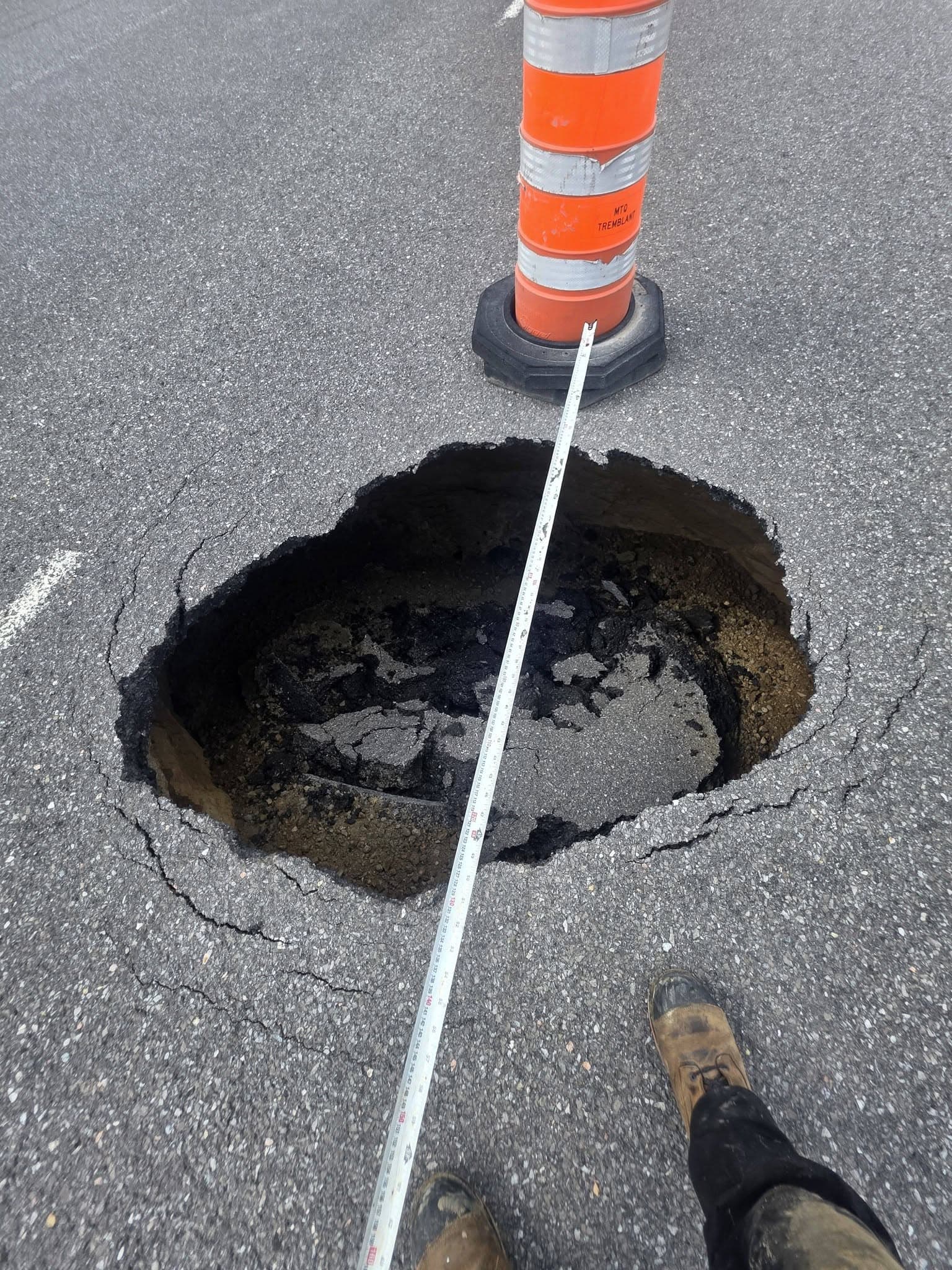 EN IMAGES | Un énorme trou cause la fermeture complète d'une portion de ...