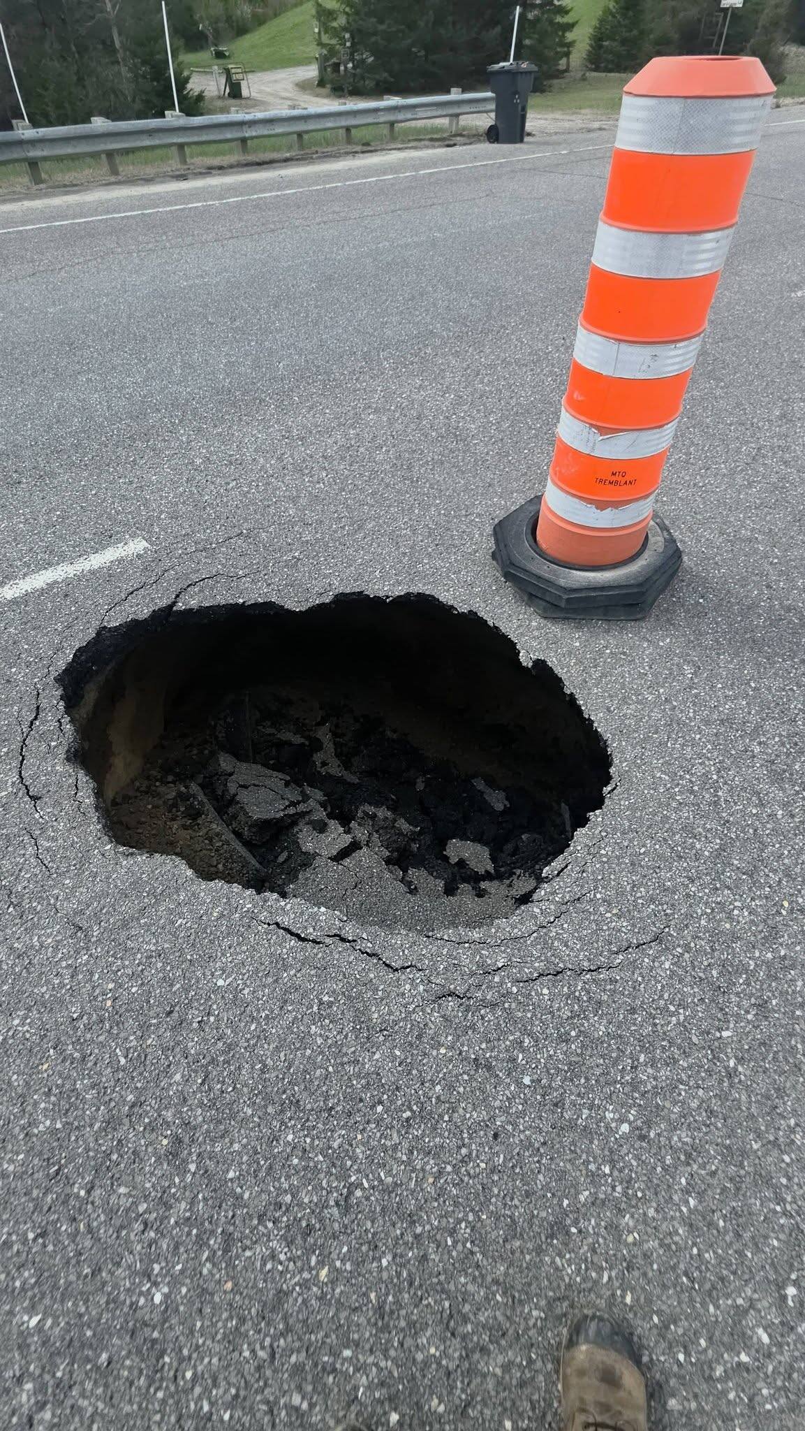 EN IMAGES | Un énorme trou cause la fermeture complète d'une portion de ...
