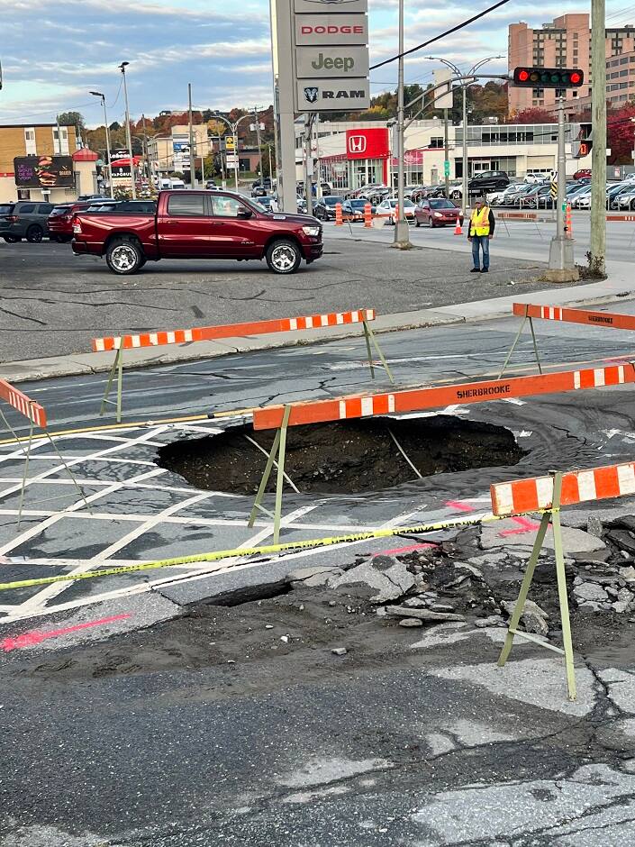 EN PHOTOS | Un immense trou apparaît en plein milieu d’une rue à ...