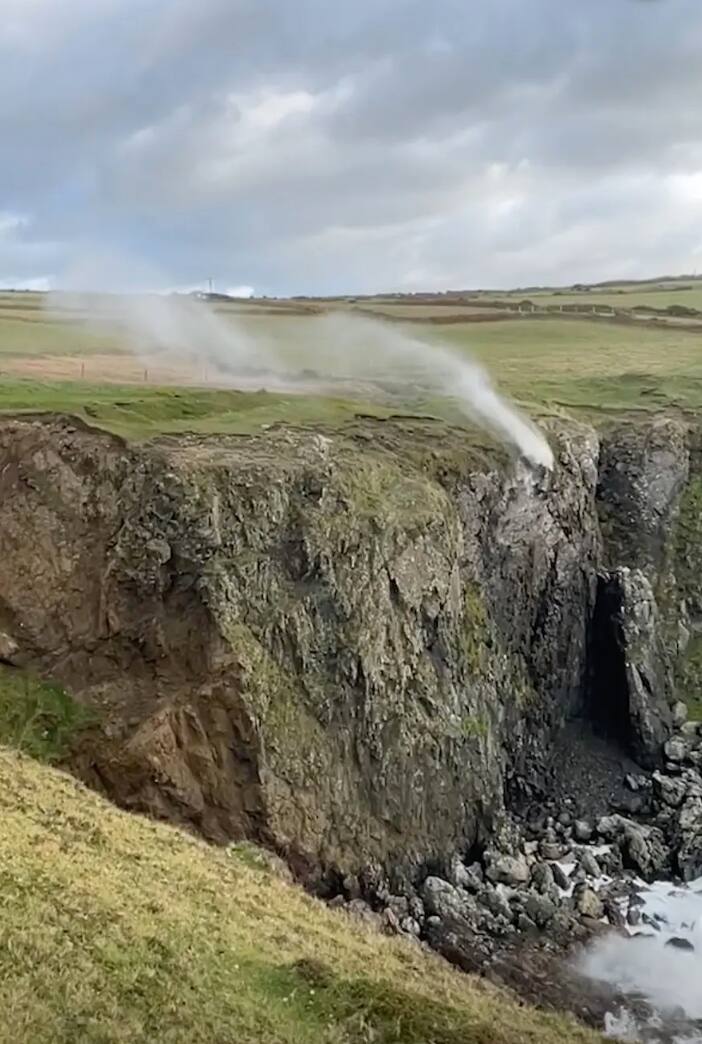 [À VOIR] Une cascade à l’envers: de puissantes intempéries font reculer ...