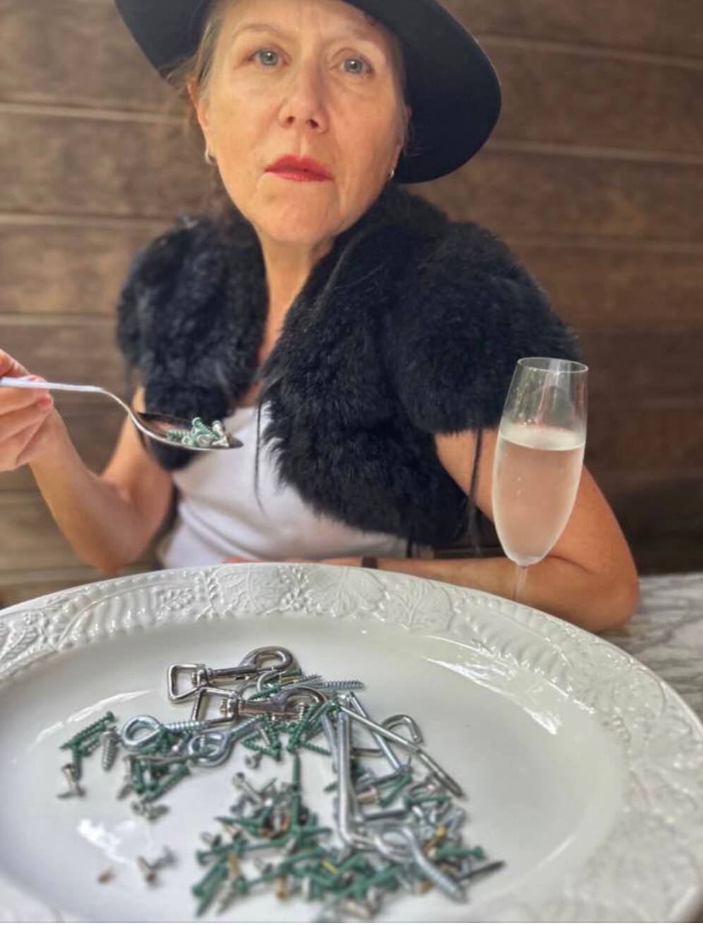 À 63 ans, Pascale Montpetit tourne les influenceurs en dérision sur ...