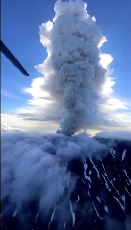 EN IMAGES | Un volcan en Russie entre en éruption pour la première fois ...