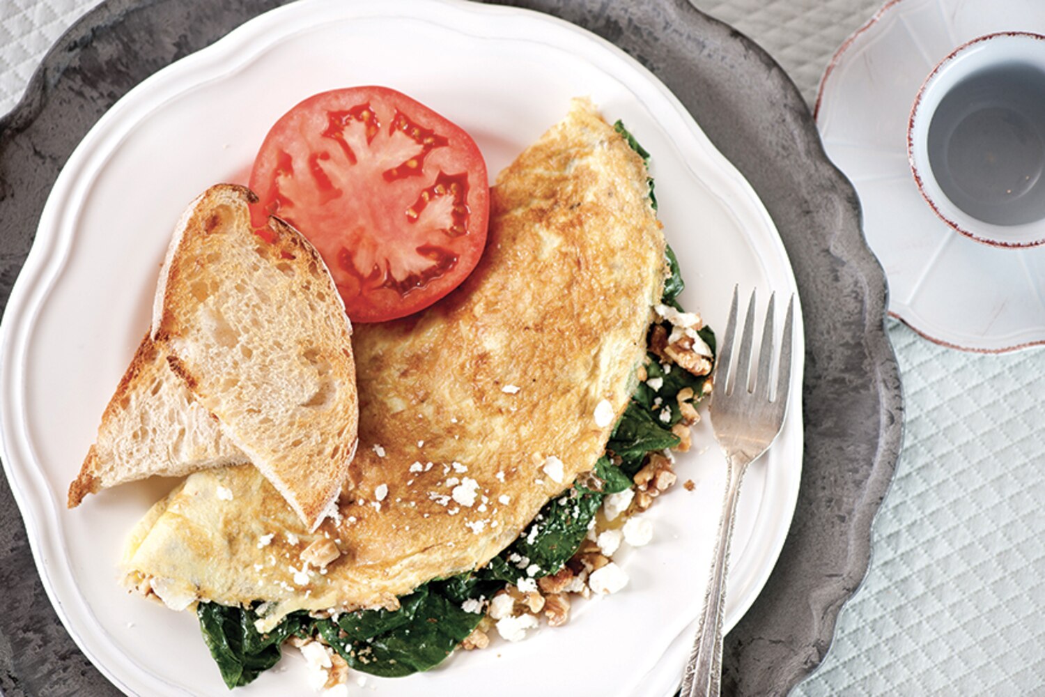 Recette d'omelette aux épinards, au fromage de chèvre et aux noix de ...