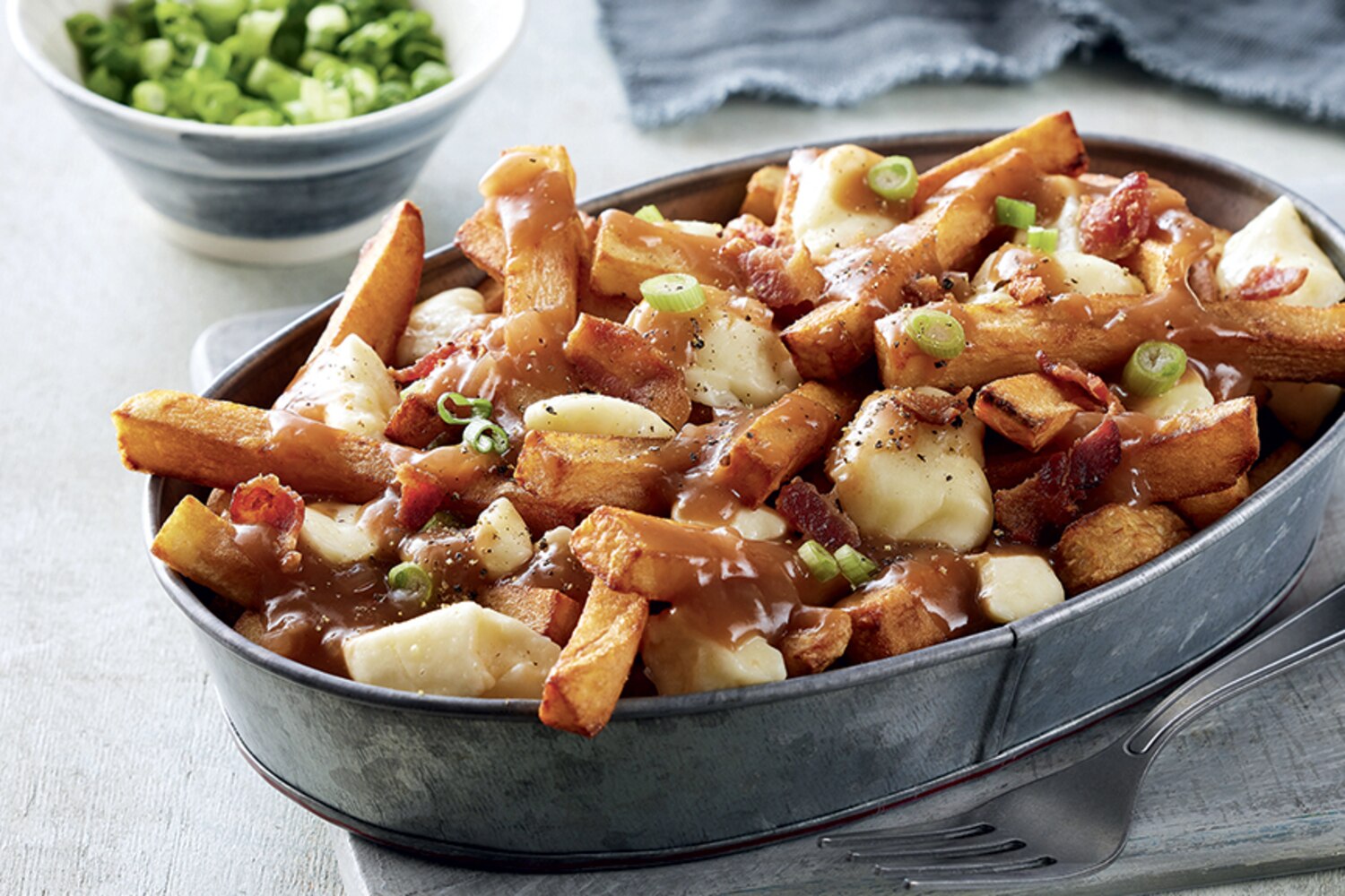 Recette de poutine au vin rouge, aux oignons et au bacon | Recettes du ...