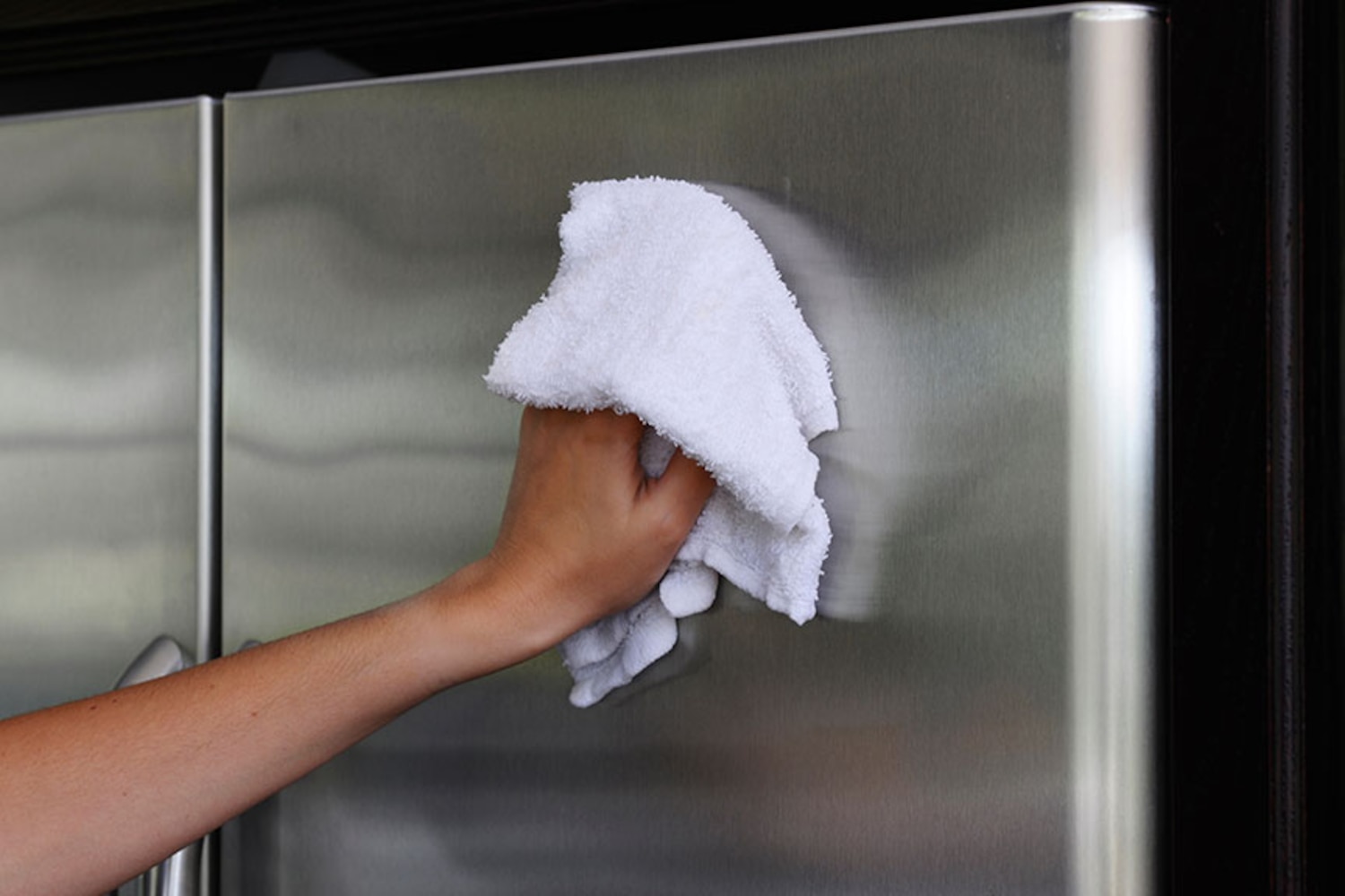 Nettoyer facilement les traces de doigt sur le frigo | Recettes du Québec
