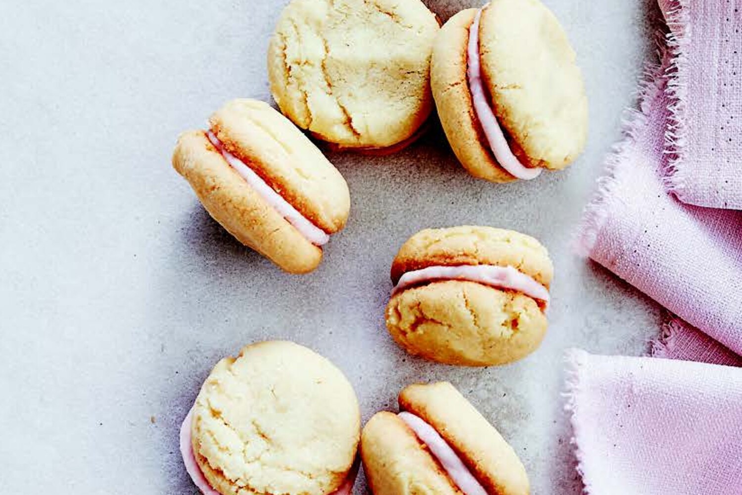 Biscuits sandwich printaniers à la rhubarbe et aux amandes | Recettes ...