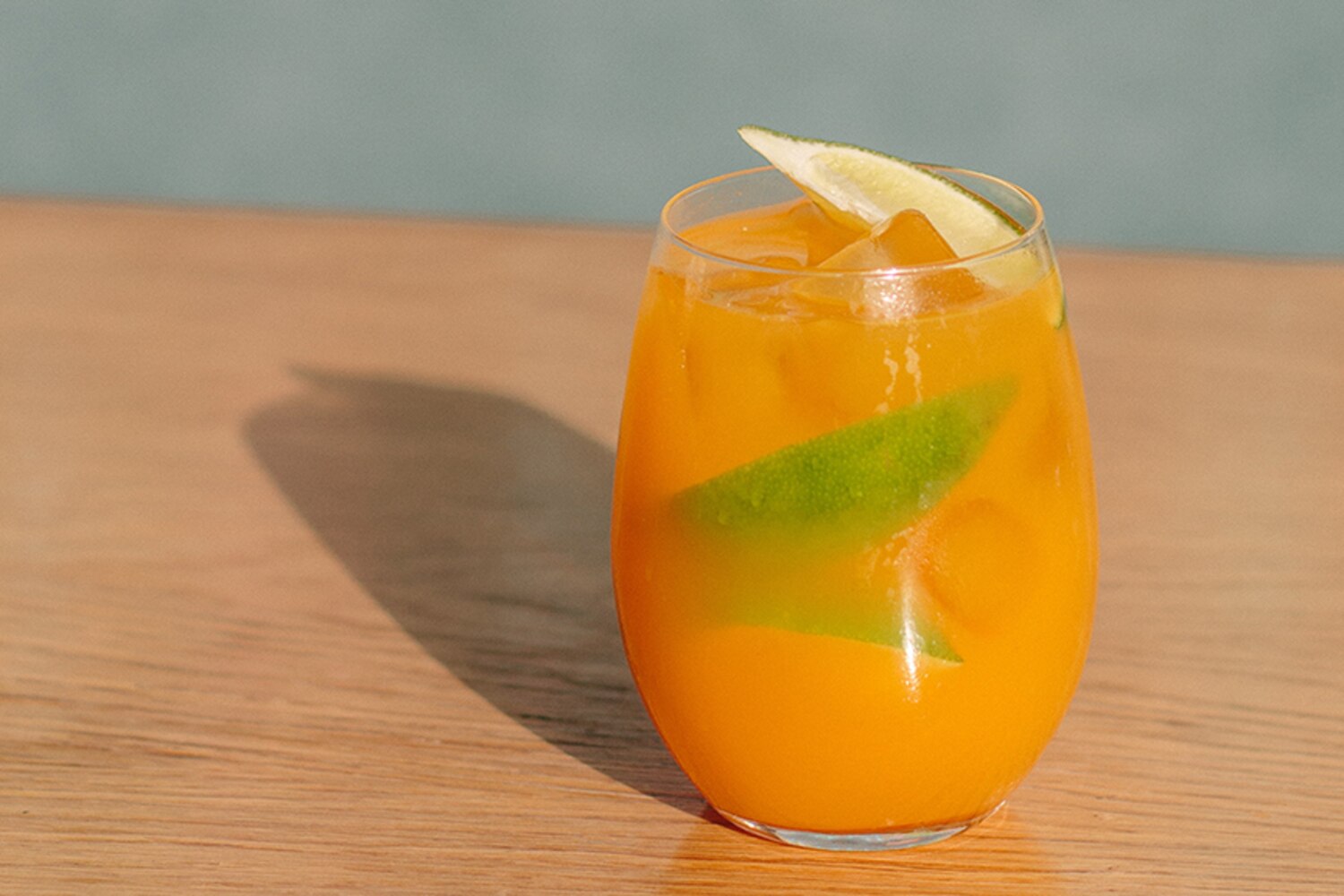 Recette de cocktail à la pêche | Recettes du Québec