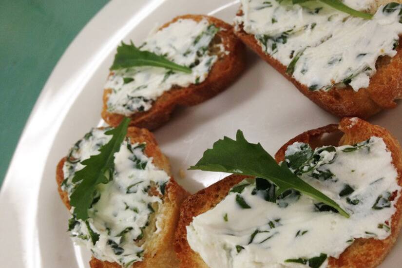 Petits toasts de chèvre frais et feuilles de marguerite | Recettes du ...