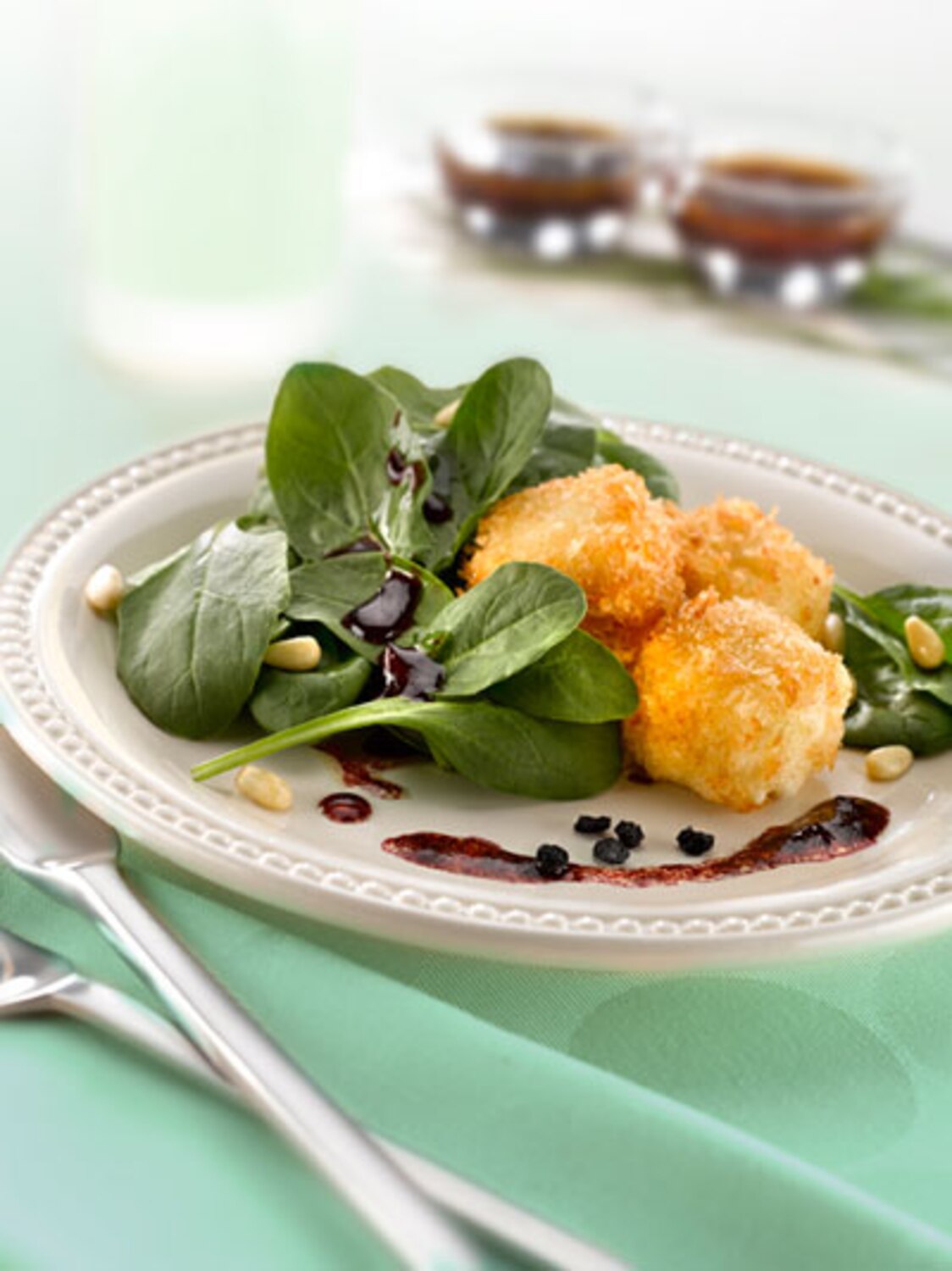 Beignets de chèvre et croûte de panko, pousses d'épinard et noix de pin ...