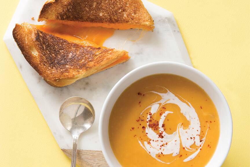Potage de patates douces et croûtons de grilled cheese | Recettes du Québec