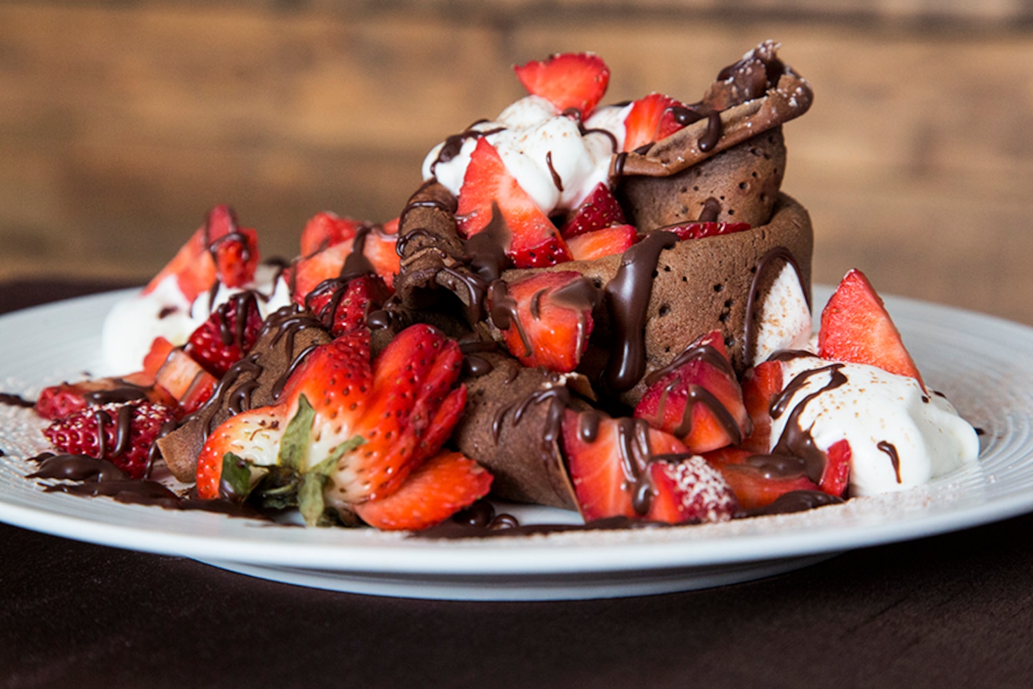 Recette de crêpes au chocolat, fraises et chantilly | Recettes du Québec