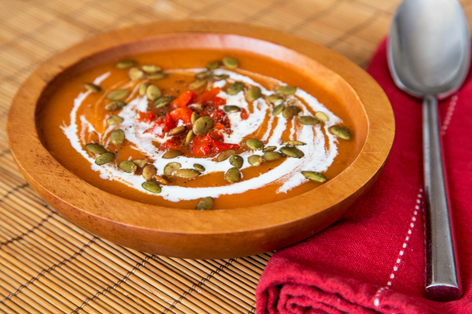 Potage de courge, poivrons rouges et graines de citrouille rôties à l ...