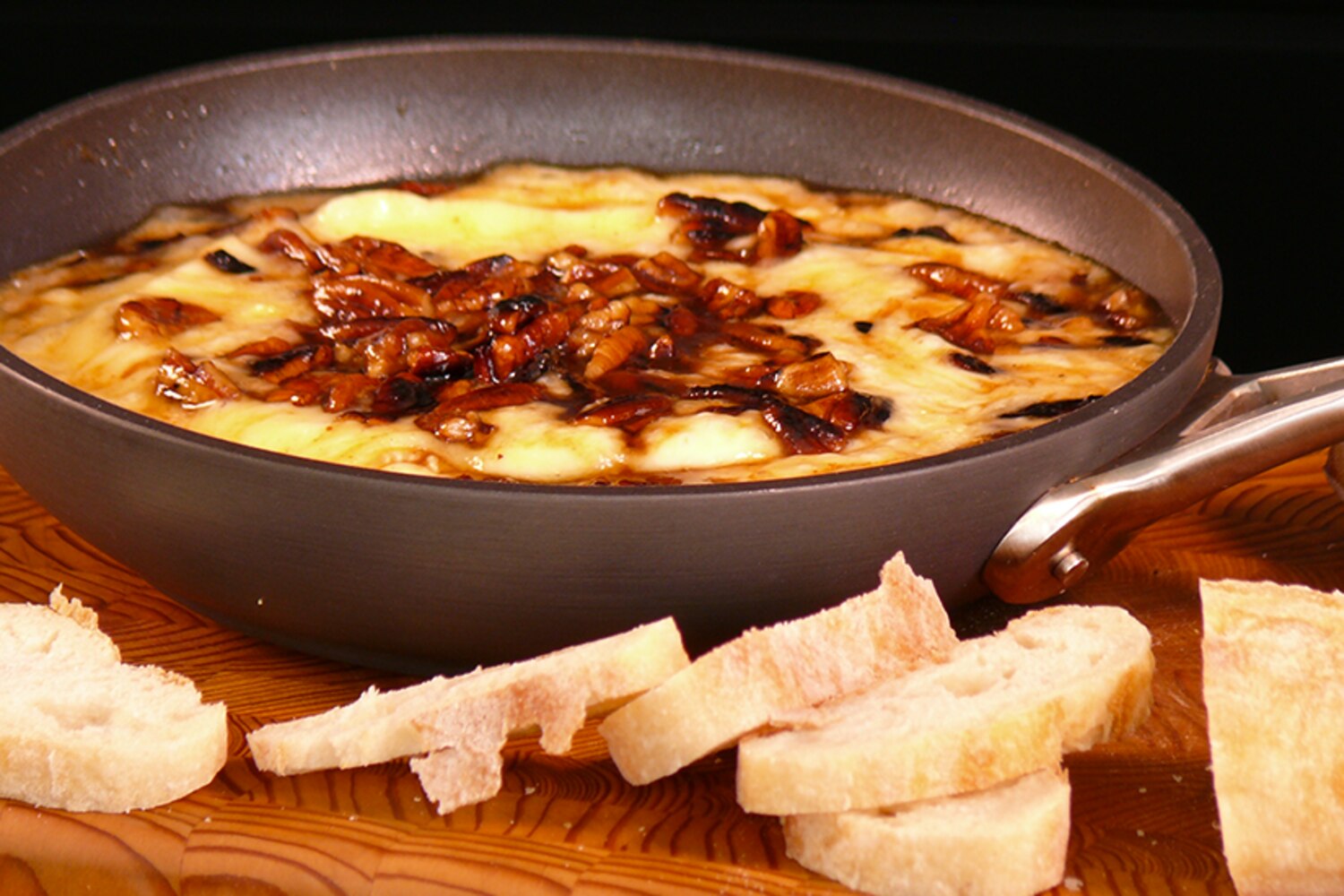 Vidéo: Brie cuit au four au café, à l'érable et aux pacanes | Recettes ...