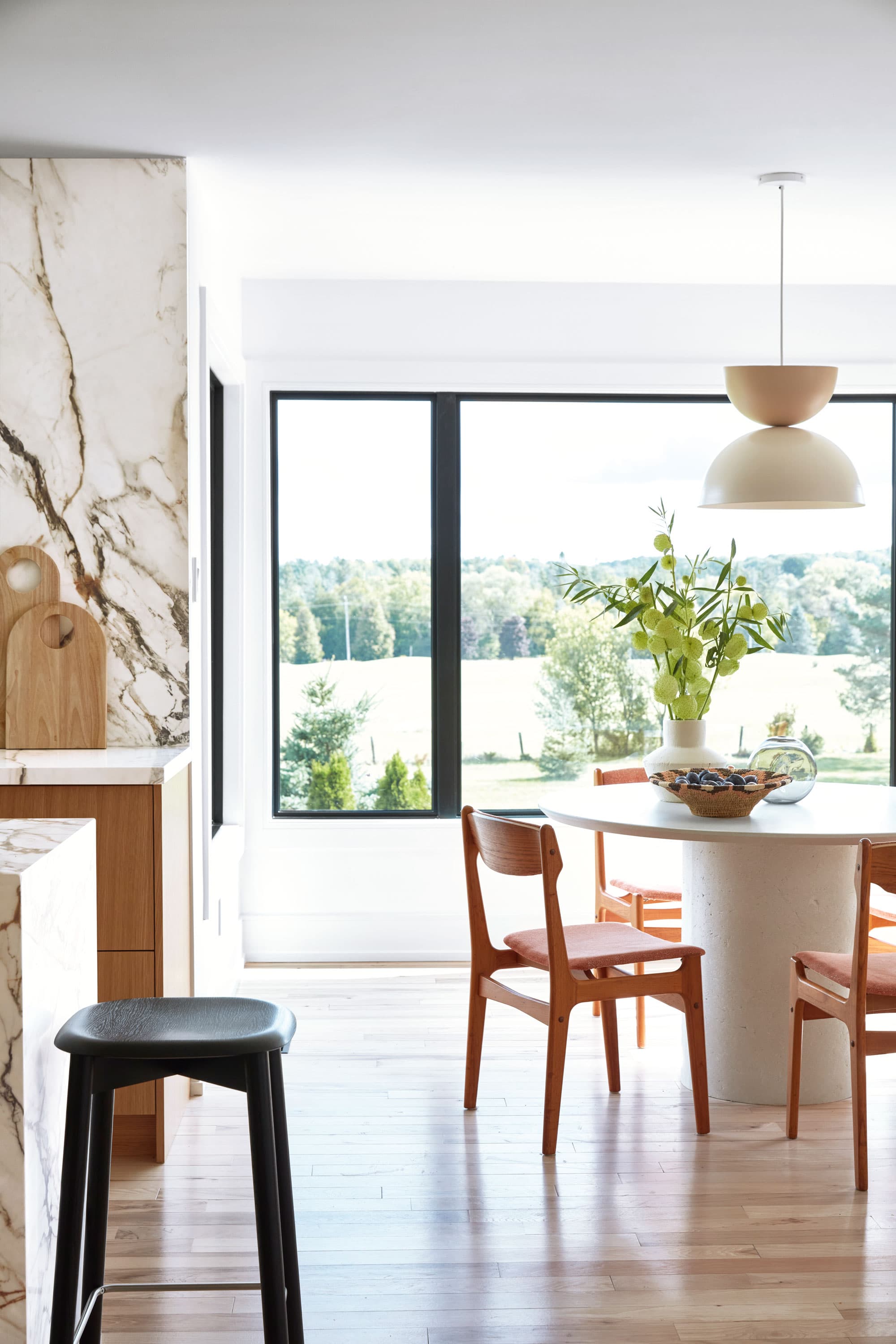 Designer and Style at Home columnist Arren Williams used confident ...