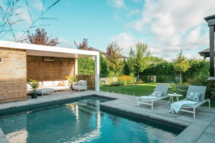 A Contemporary-Meets-Beachy Pool Area Inspired By Bali Resorts | Style ...