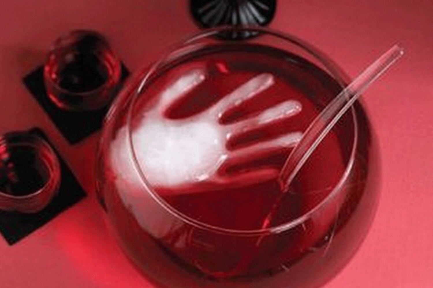 Recipe: Screaming red punch with a hand | Style at Home