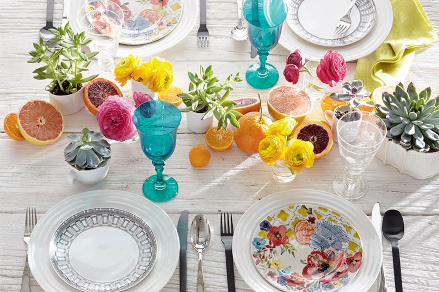 High/low: Colourful table setting | Style at Home